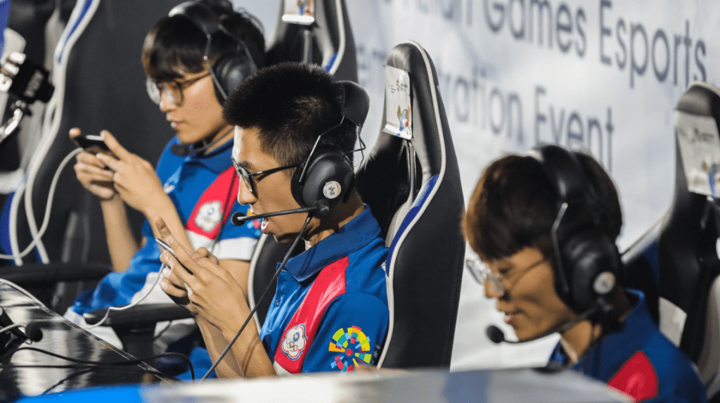 Mastering the Mobile Gaming Scene: Steps to Enter the Competitive Arena