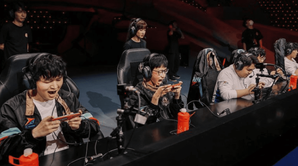 Mastering the Mobile Gaming Scene: Steps to Enter the Competitive Arena